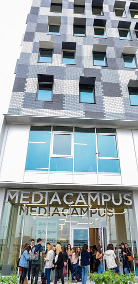 Etudiants, pros et assos intègrent le Mediacampus - Com&Médias l ...